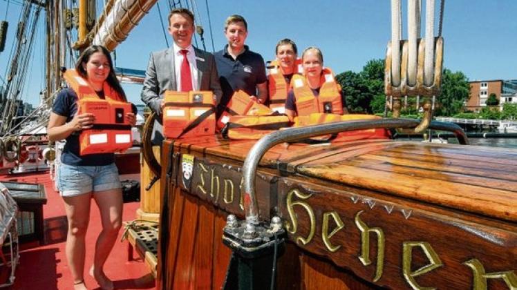 50 neue Rettungswesten für die "Thor Heyerdahl"