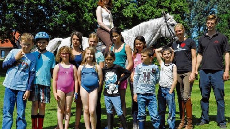 Monica Lierhaus begrüßt junge Reiter