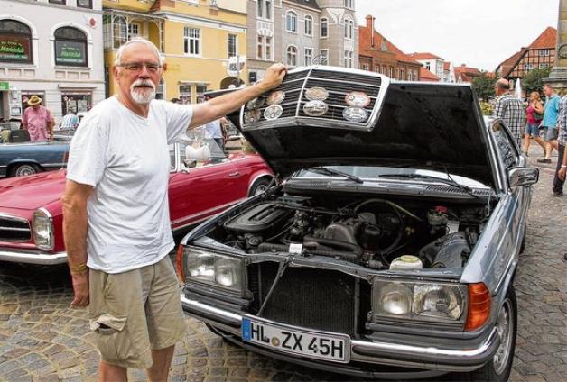 Oldtimer-Freunde zeigen ihre "Schätzchen"