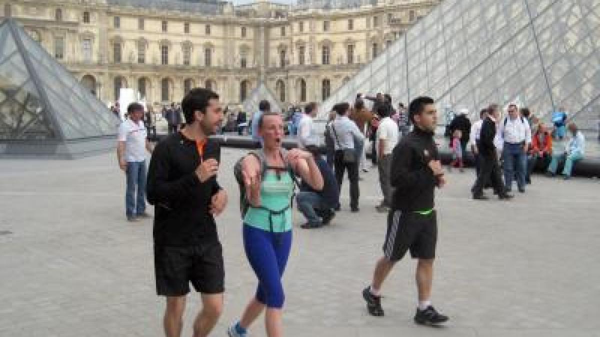 Locker am Louvre entlang - Fränkin joggt mit Paris-Touristen