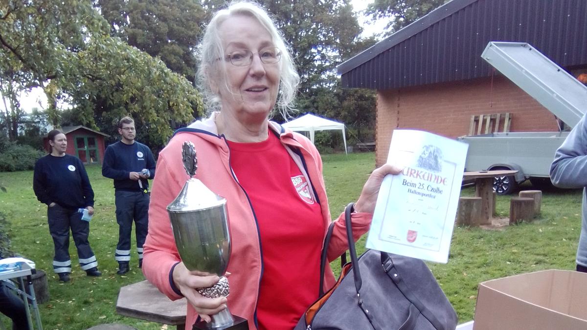 Barbara Ulbrich sichert sich den Johannes-Czolbe-Wanderpokal