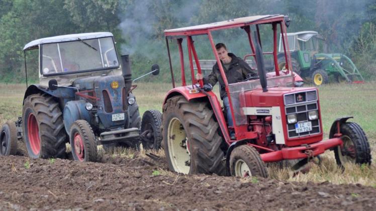 Historische Schlepper ziehen ihre Furchen