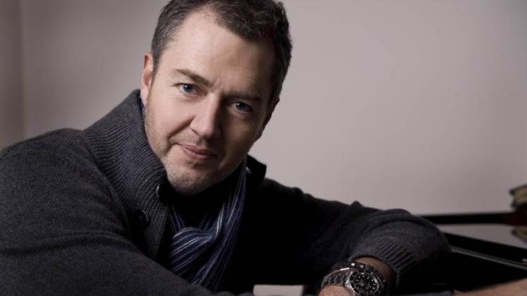 Martin Ehlers spielt in der Stadtbücherei