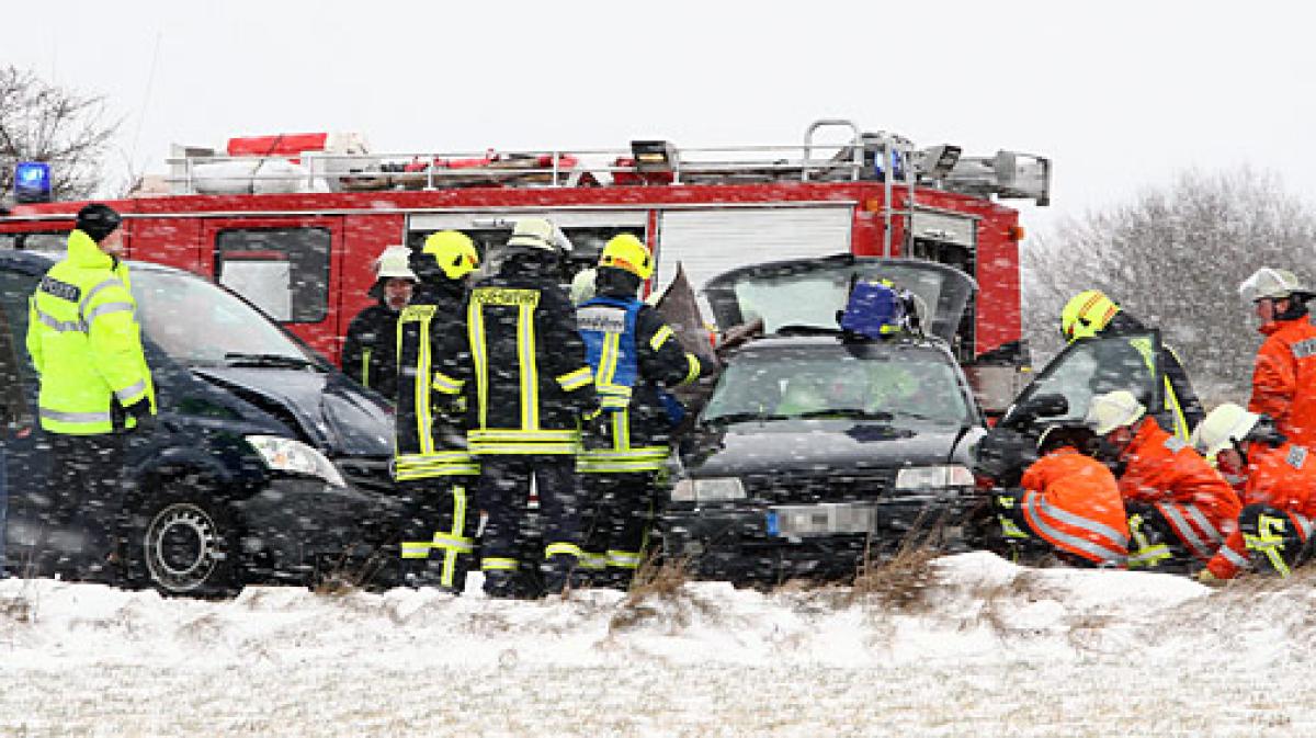 Fünf Verletzte nach schwerem Glätteunfall