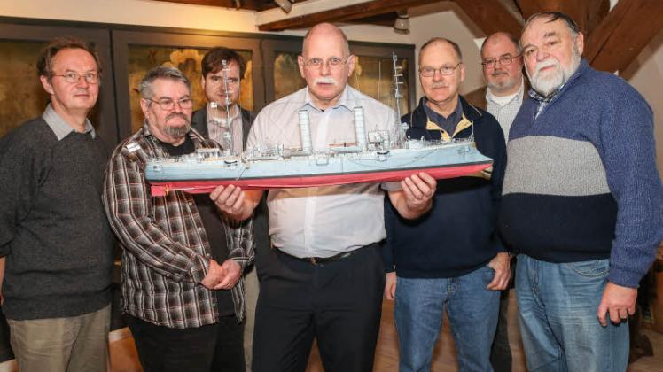 Ein Schiff aus Pappe