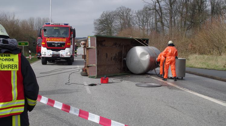 Söhr: Anhänger mit Gefahrgut umgekippt