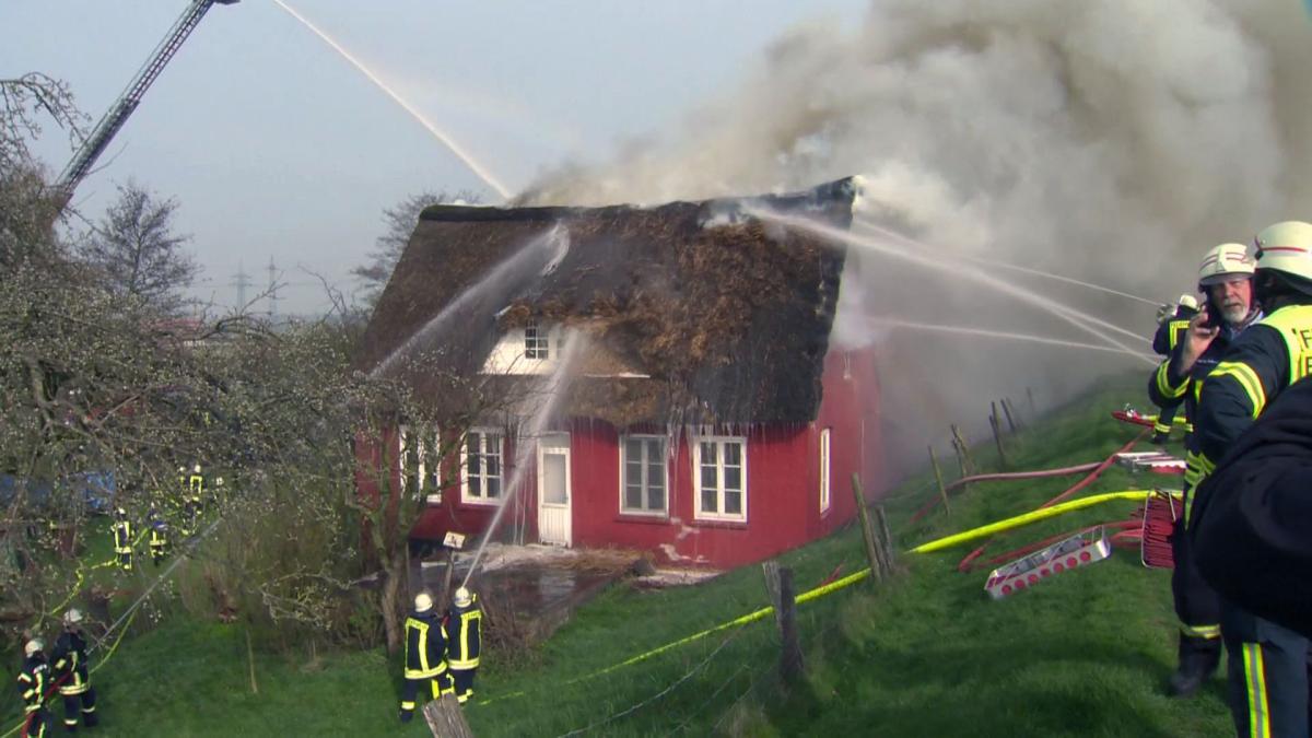 Reetdachhaus in Flammen