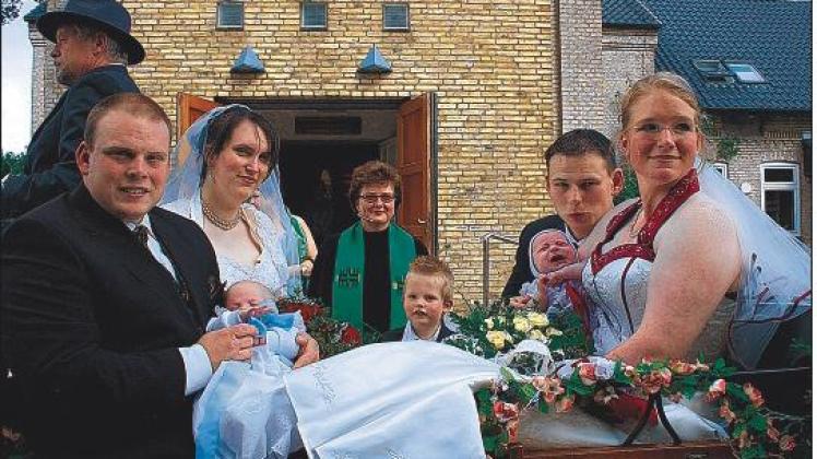 Praktisch für künftige Feste - Brüder feiern Doppelhochzeit mit