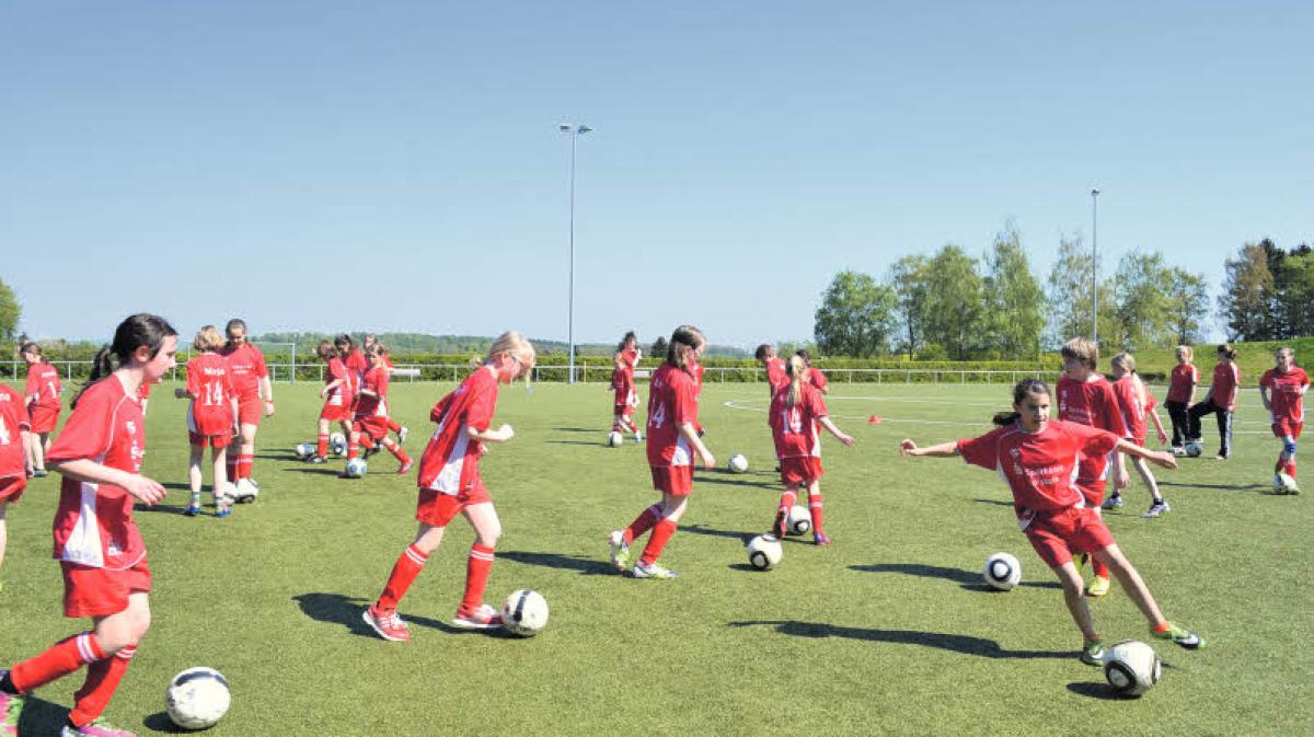 Mädchen lassen den Ball rollen