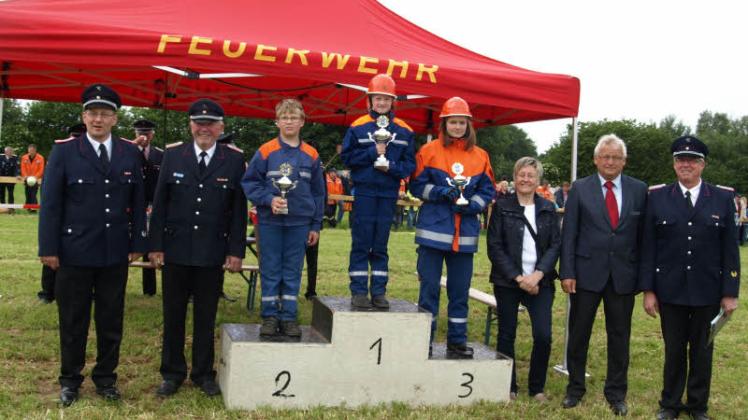 Feuerwehrleute im fairen Wettkampf