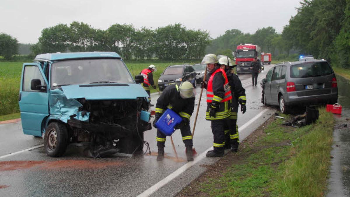 Schwerer Unfall: Autos stießen frontal zusammen