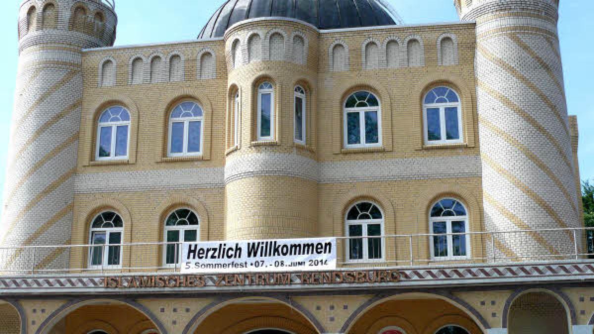 Multikulturelles Miteinander beim Fest in der Moschee