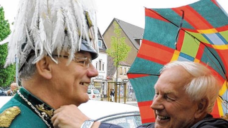 Mit Schirm, Charme und Zylinder