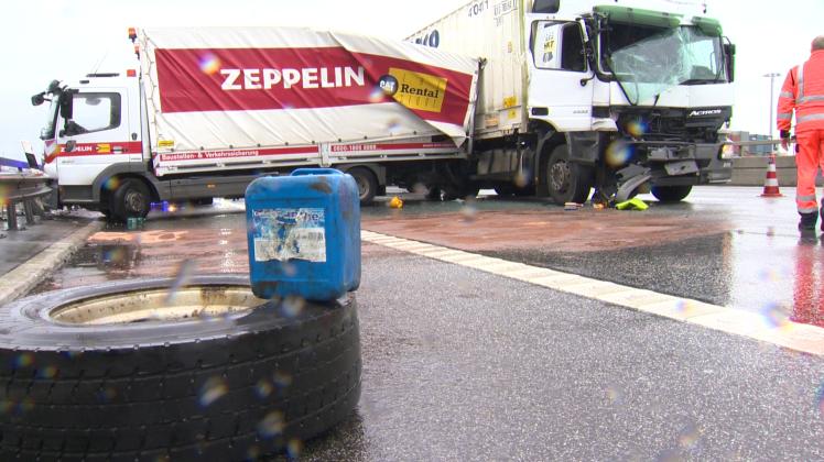 Lkw-Unfall hinter Elbtunnel: 16 Kilometer Stau auf A7 | SHZ