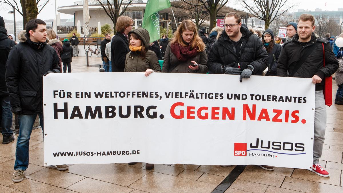 NPD-Demo in Hamburg: 35 Nazis, 800 Gegner | SHZ