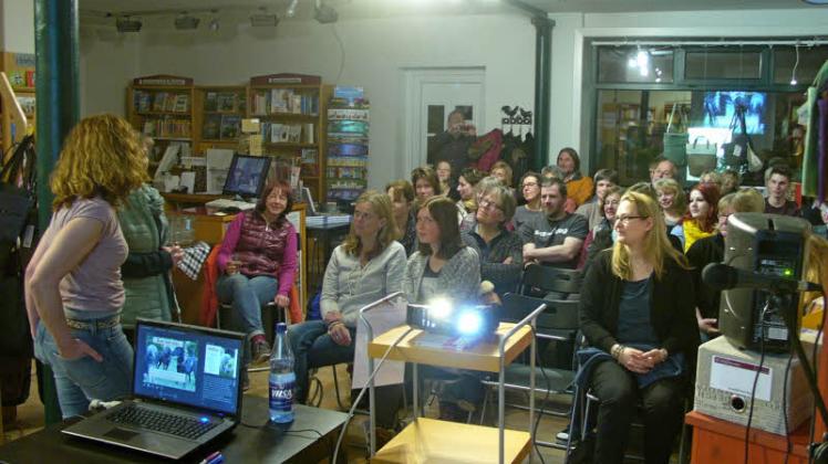 TV-Fachjournalistin Kate Kitchenham in der Buchhandlung Lenz | SHZ