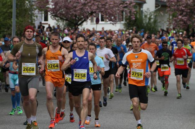 Denise Hoffmann und Thomas Ebel liegen im Halbmarathon vorn