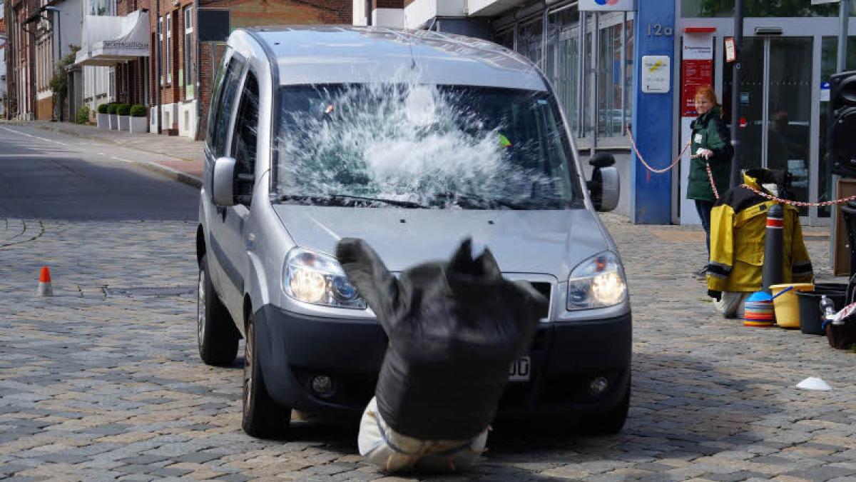 Der Aufprall ist heftig