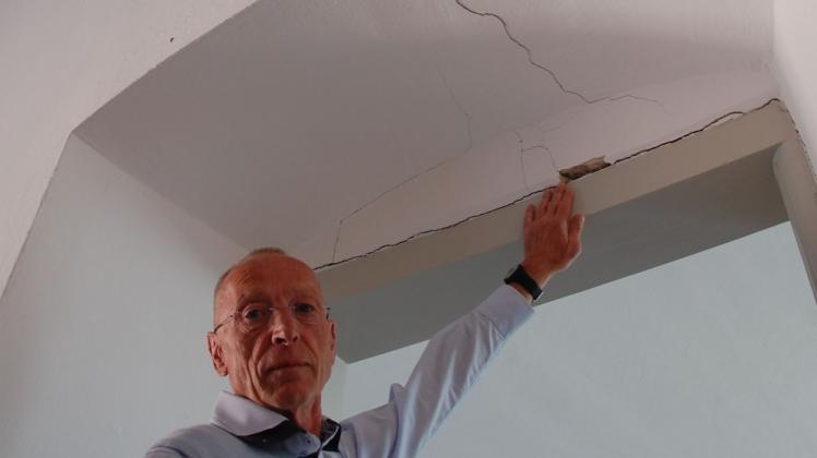 Risse in alten Gemäuern