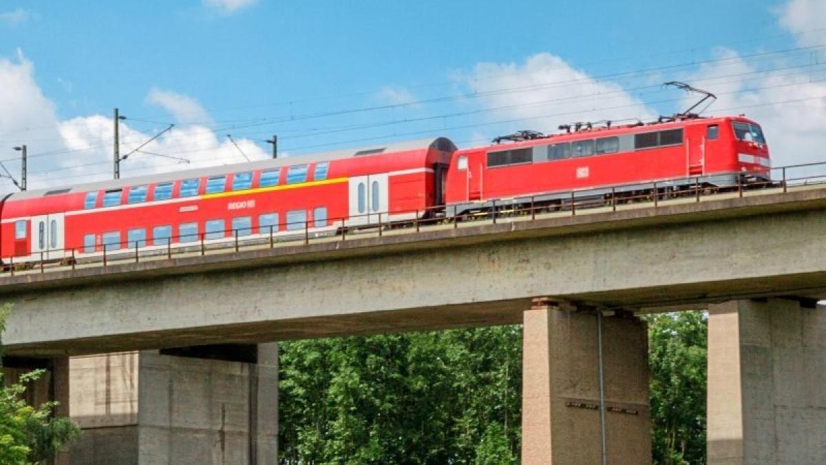 Rechtsradikale Fußball-Reisende terrorisieren Fahrgäste im