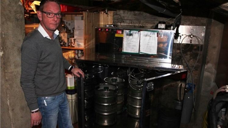 In Esterwegen zapft Heyen das Bier aus dem