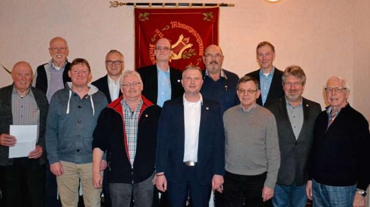 Goldene Ehrennadel für Jan Evering vom MGV