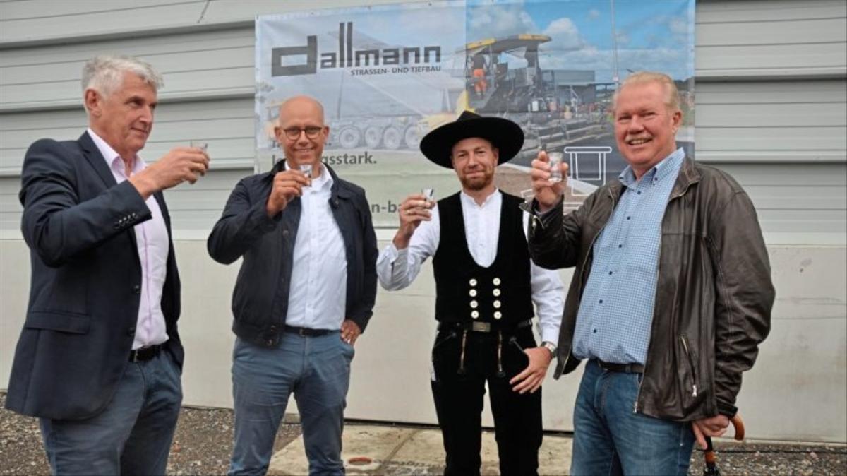 Dallmann feiert in Engter das Richtfest der neuen