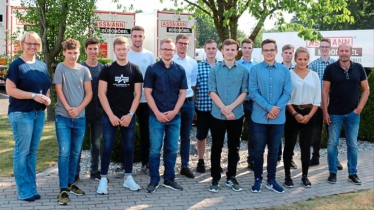 13 Auszubildende starten bei Assmann Büromöbel in