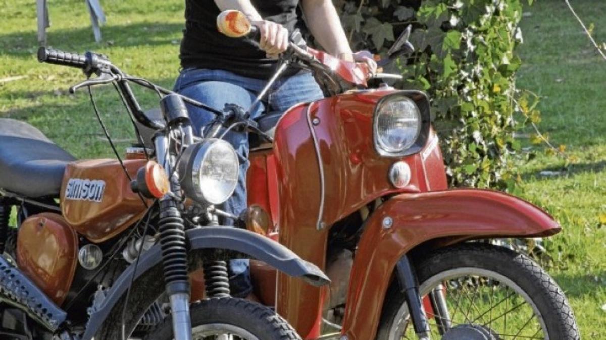 Die Osnabrückerin Daniela Roß fährt auf ihre Schwalbe