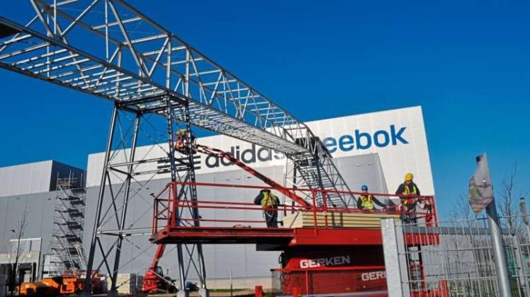 Adidas baut in Rieste Außen-Förderband in luftiger