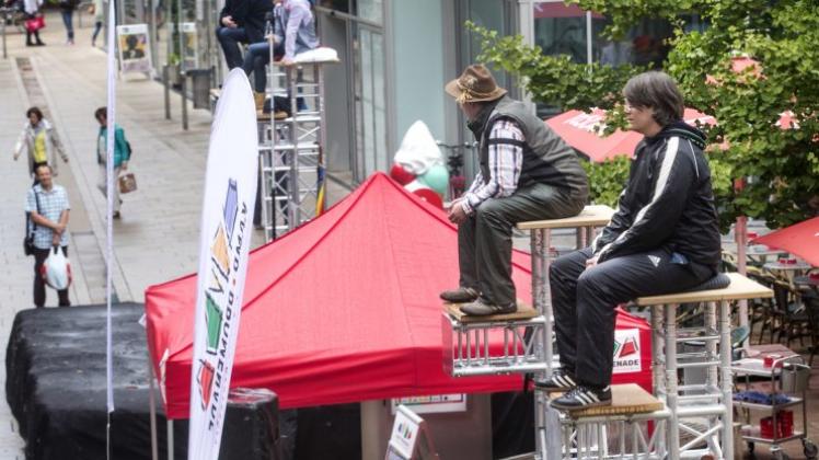 Warum vier Menschen in Osnabrück auf einem Pfahl