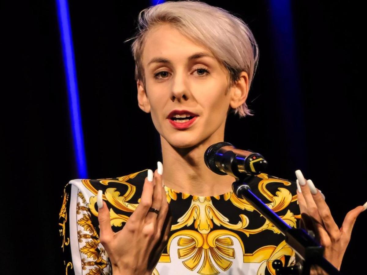 Lisa Eckhart's Instagram, Twitter & Facebook on IDCrawl