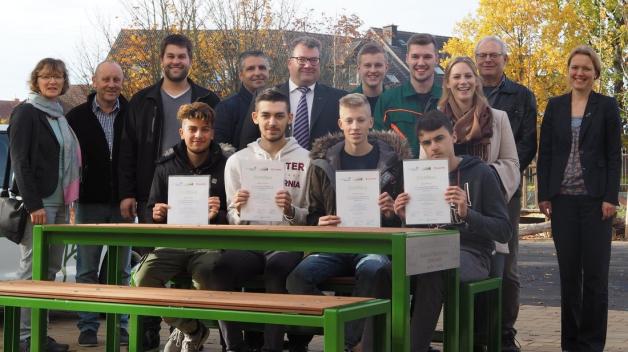 Schüler erschaffen Sitzbank an Hasberger Schule am Roten Berg