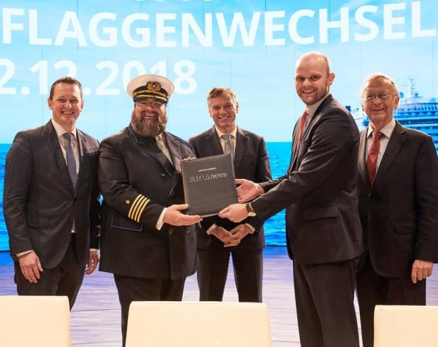 AIDAnova von Papenburger Meyer Werft an Reederei AIDA Cruises
