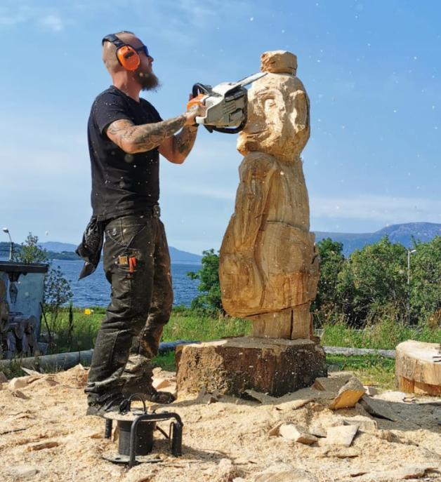 Patrick van Raak aus Geeste macht mit Kettensäge Kunst aus Holz