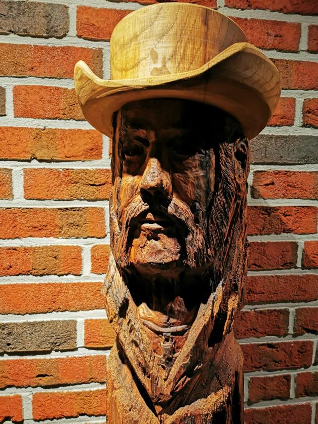 Patrick van Raak aus Geeste macht mit Kettensäge Kunst aus Holz