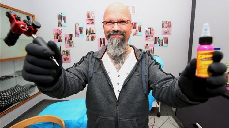 Lingener Tätowierer über Liebe, Arschgeweihe und