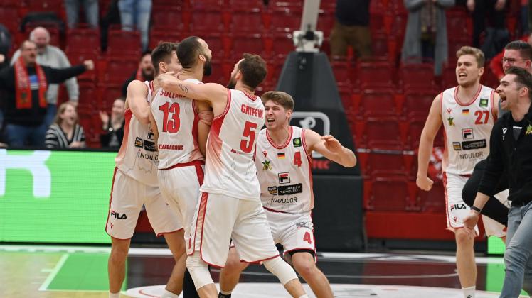 Die Artland Dragons besiegen Tabellenführer Rostock mit 96:94 | NOZ