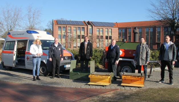 Feuerwehr und DRK aus dem Emsland spenden Hilfsgüter für Ukraine. | NOZ