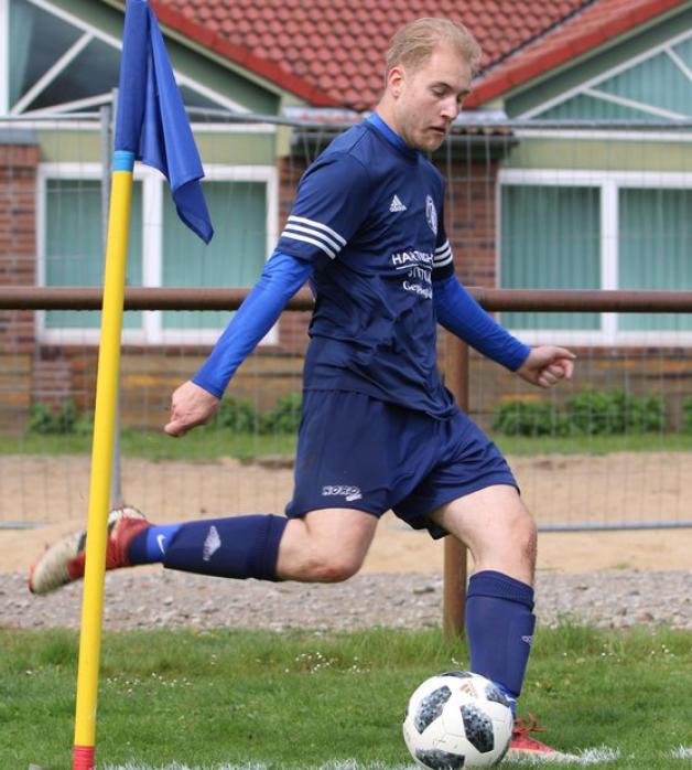 Philipp Drews ist Spieler in Hetlingen und Trainer in Schenefeld