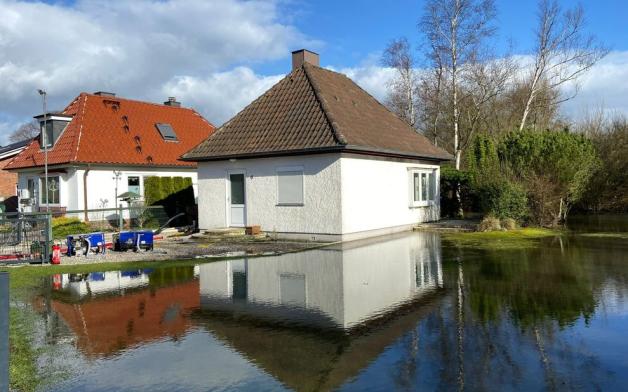 Stormarner Feuerwehrbereitschaft und THW in Niendorf im Einsatz