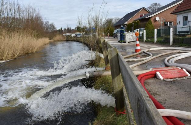 Hochwasser in Niendorfer Aalbeek-Siedlung: Pump-Leistung erhöht