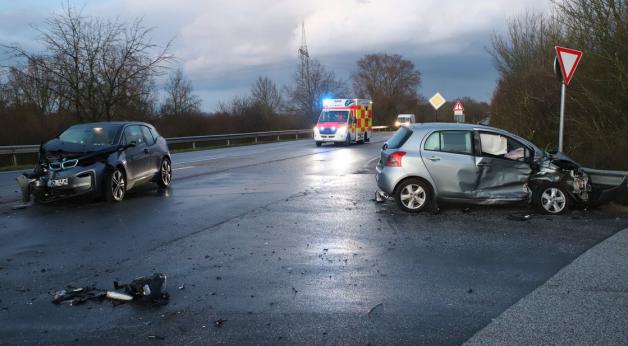Zwei Verletzte bei Unfall an A23-Auffahrt Horst/Elmshorn