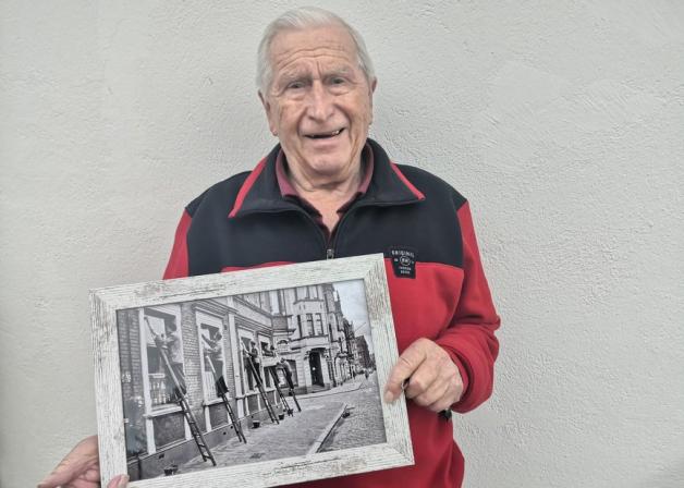 Fensterputzer-Foto von Erben: Neumünsteraner (88) erkennt sich