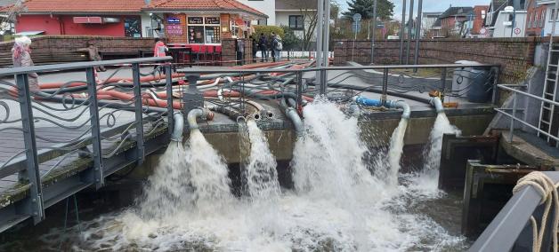 Aalbeek-Siedlung droht Überflutung – THW und Feuerwehr im Einsatz