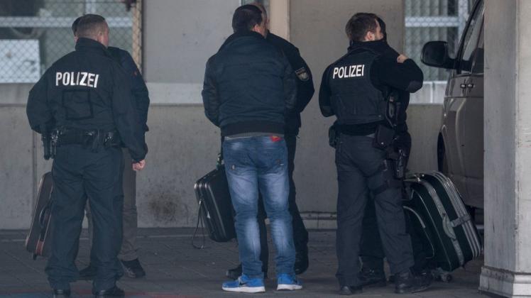 Medienbericht: Hälfte der Abschiebungen seit 2015 gescheitert