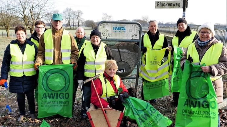 Riester sammeln Müll von Straßen und Wegen