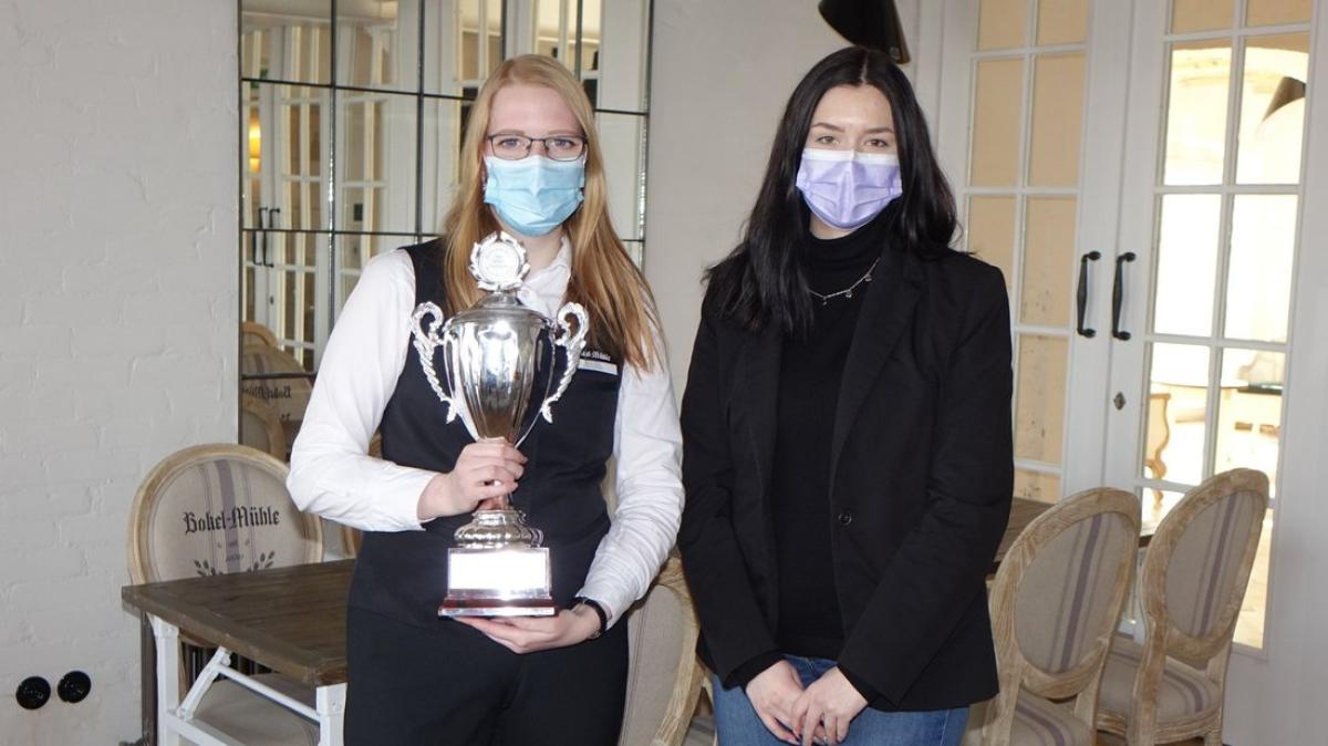 Ring-Hotel Bokel-Mühle: Azubine Jessica Voß holt Pokal nach Bokel