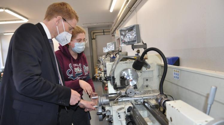 Ministerpräsident Günther: Duale Ausbildung ein Eckpfeiler