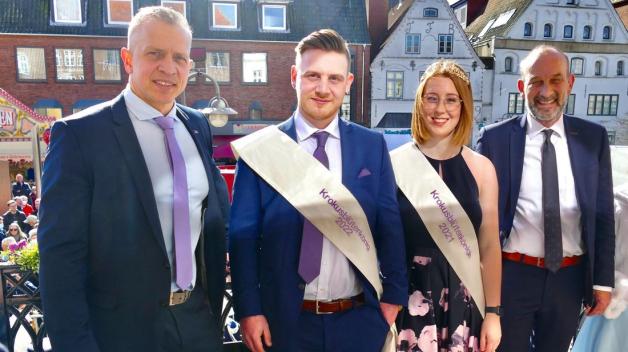 Jetzt gibt's das Blumen-Paar: Husum krönt Krokusblütenkönig